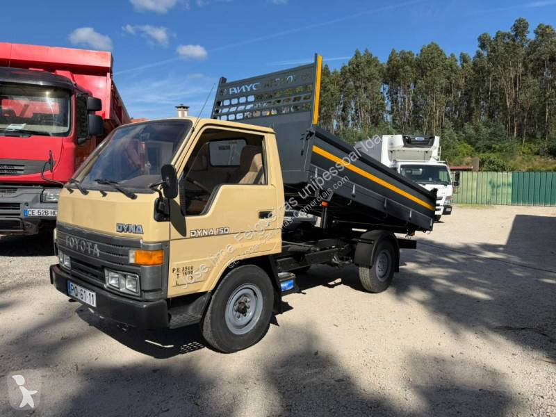 Veicolo commerciale con cassone ribaltabile trilaterale Toyota Dyna 150 ...